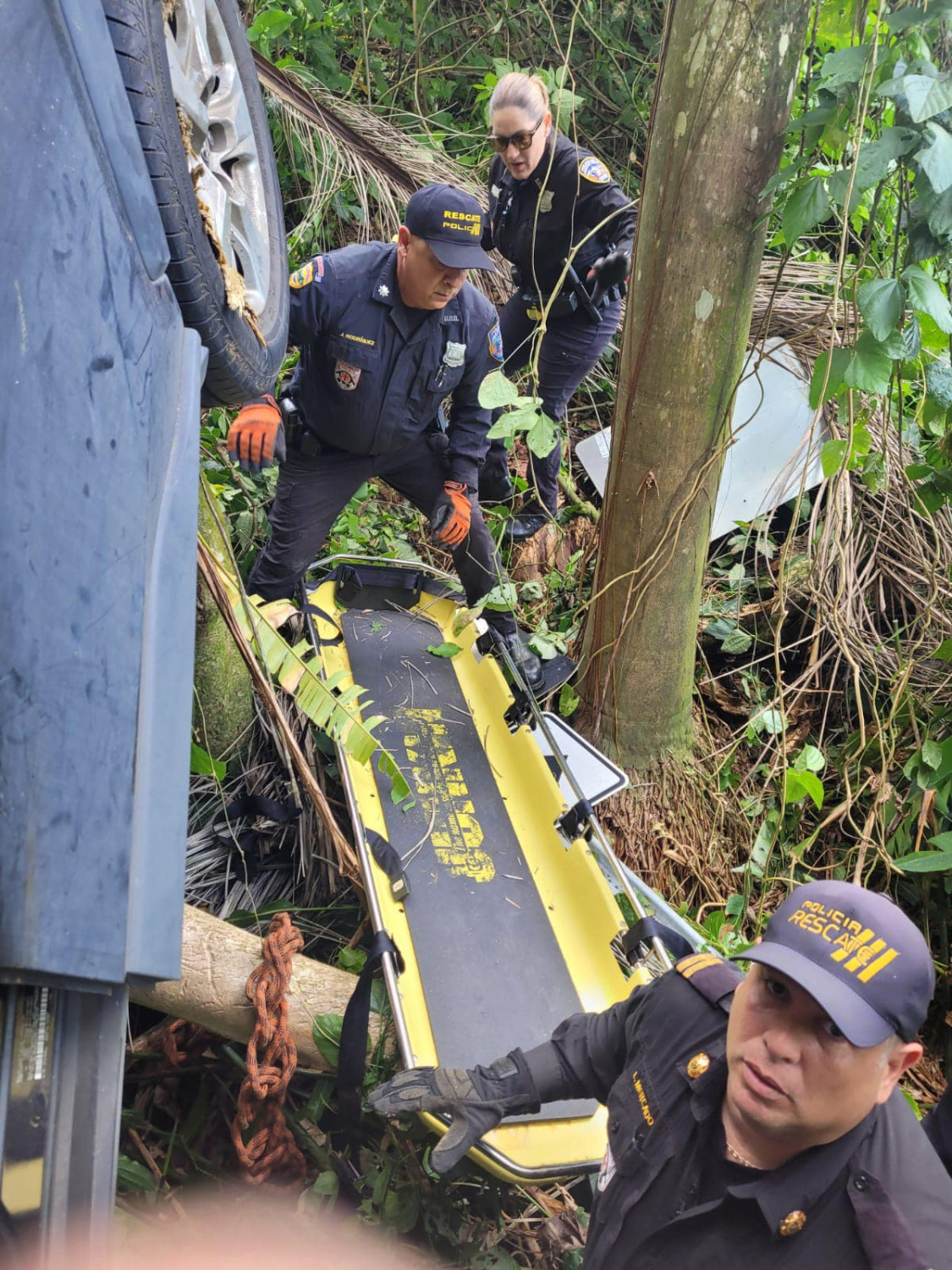 Personal de FURA rescata a persona atrapada tras accidente en Cupey