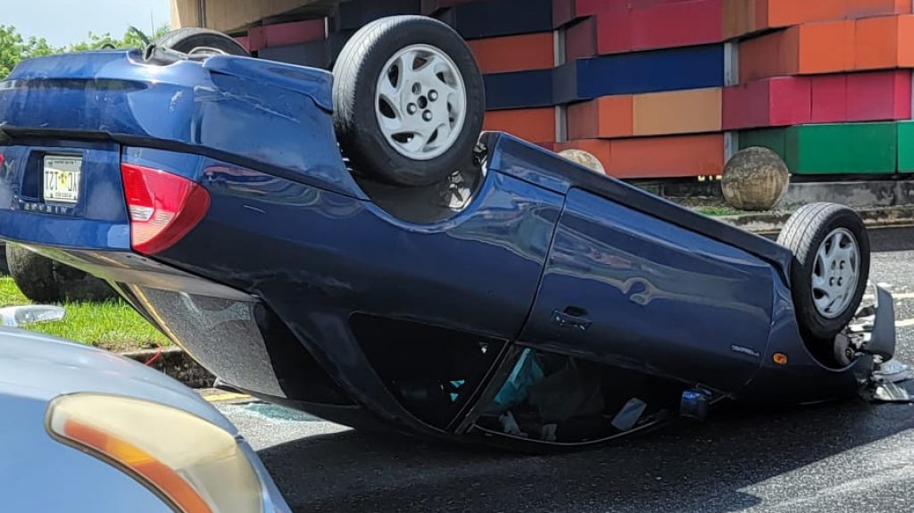 Se reporta accidente de auto con vehículo volcado en Carolina