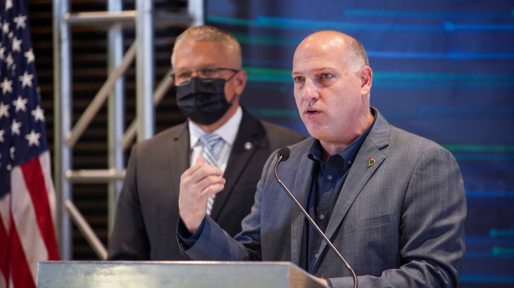 PRITS entrega 100 tabletas electrónicas al Negociado del Cuerpo de Bomberos