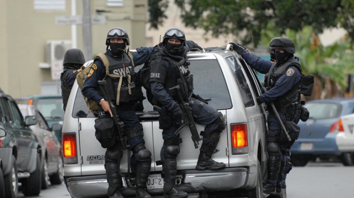 Unidad Swat rescata mujer de su hijo, que la amenazaba con dos machetes