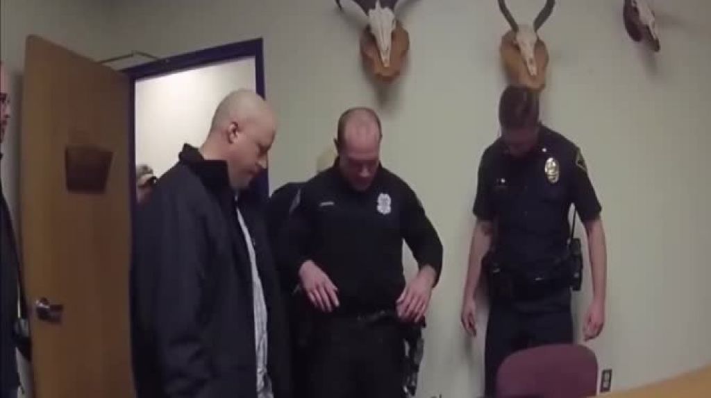 Video: Momento en que una sargento desarma y arresta un policía que le ...