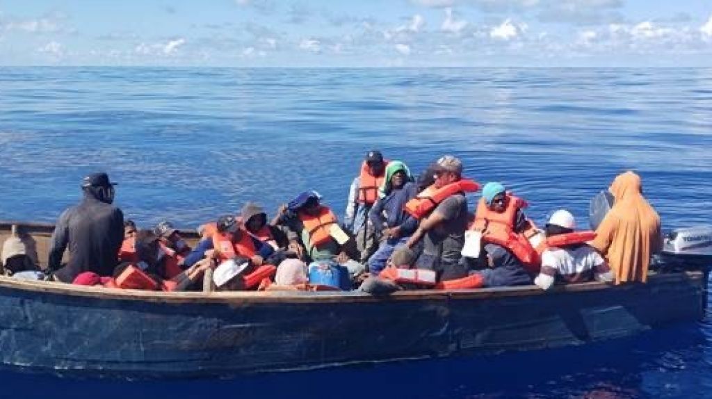 Interceptan Yola con 32 dominicanos en Ruta hacia el Noroeste de Puerto ...