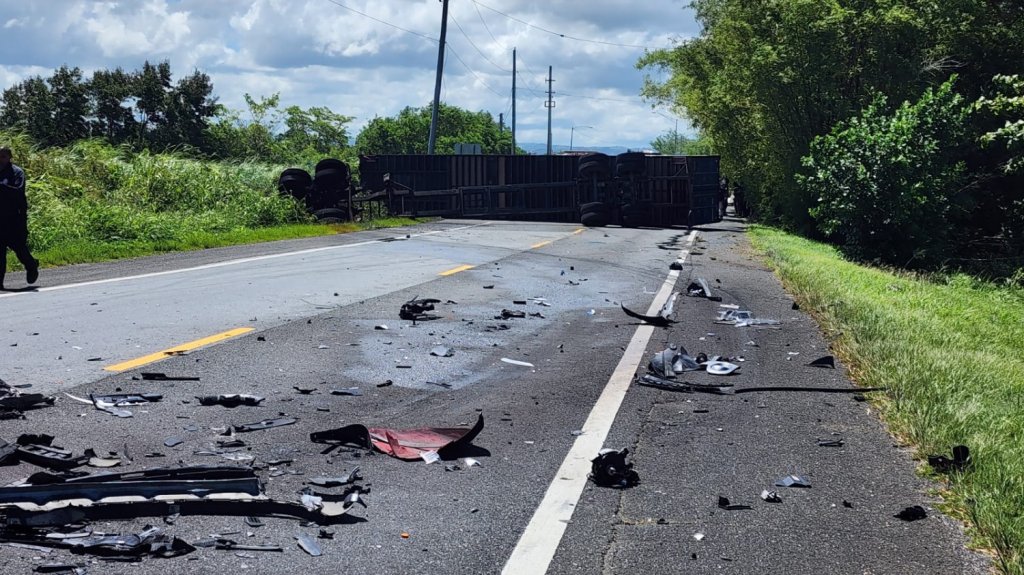 Video: Se registra accidente de auto que involucra un camión en Dorado