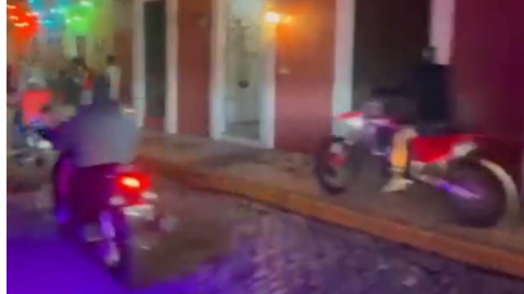 Video: Corrida de motoras se queda con calles y aceras del Viejo San Juan