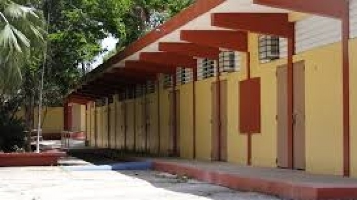 Escalan escuela elemental de Ponce