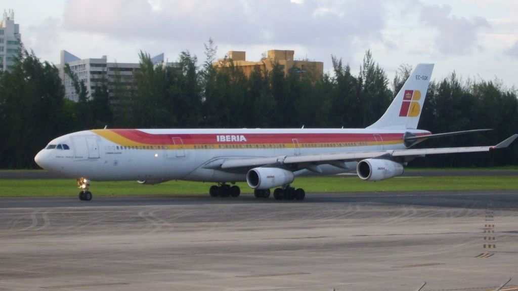 Gobernador anuncia expansión de la línea área Iberia en Puerto Rico