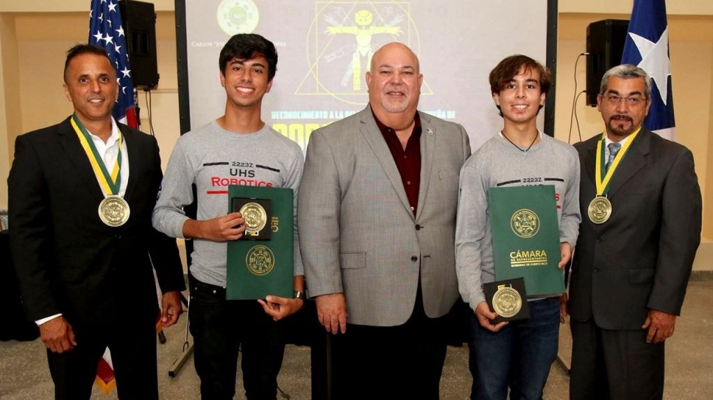 Presidente de la Cámara reconoce a estudiantes destacados en robótica ...