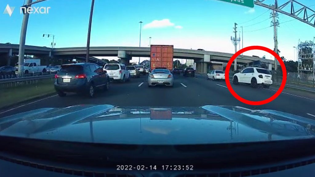 Captan video del momento exacto en que conductor de Jeep se vuelca en ...