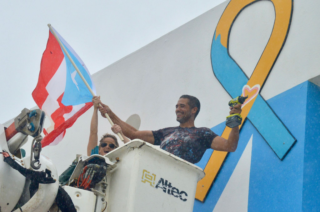 Sofia Jirau y Hector PR colocan lazo en gigantesca bandera en Fajardo