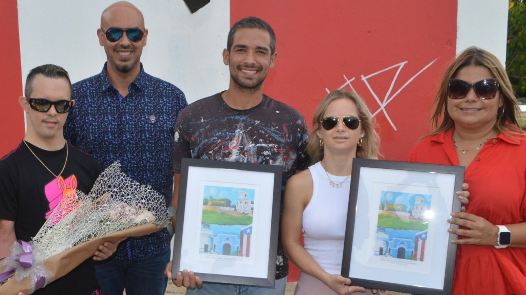 Sofia Jirau y Hector PR colocan lazo en gigantesca bandera en Fajardo